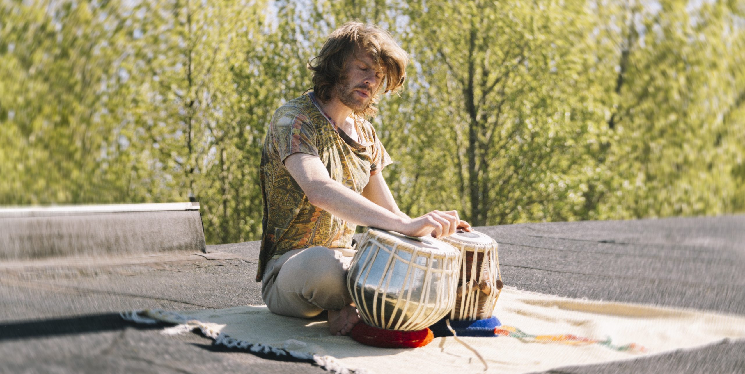 Eneboeren med musik i navlen: Han har lige udgivet sit første album ...