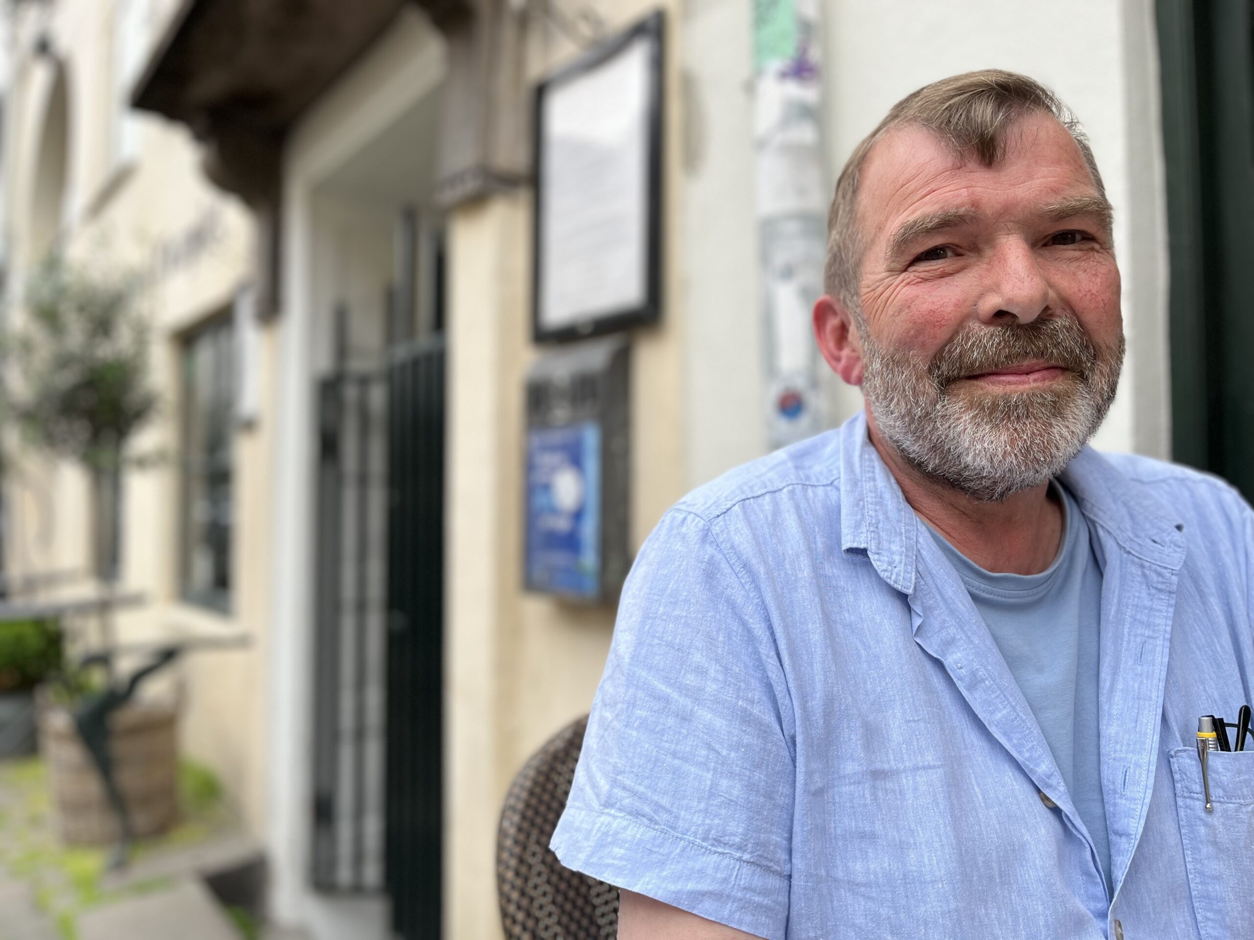 59-årige Eric Otto Stuhr om at leve i nuet: "Krigen på Balkan var et ...