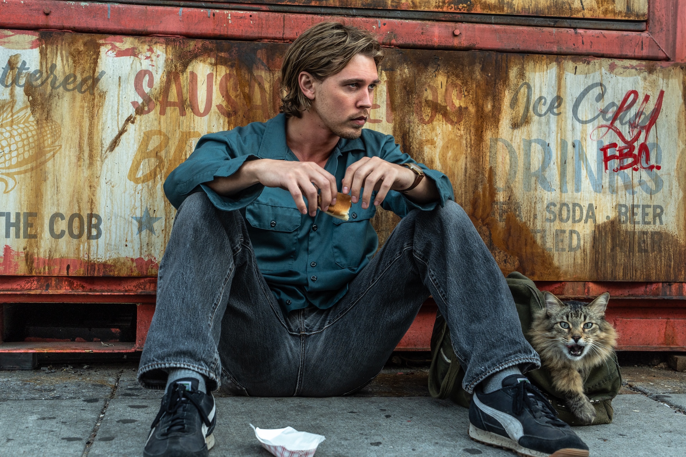 Det er umuligt at tage øjnene fra Austin Butler i ’Caught Stealing’